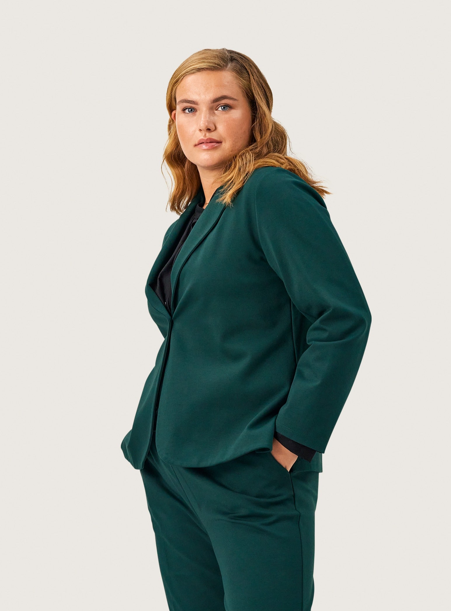 Carrie plus size blazer i grøn jersey | Unfold Copenhagen